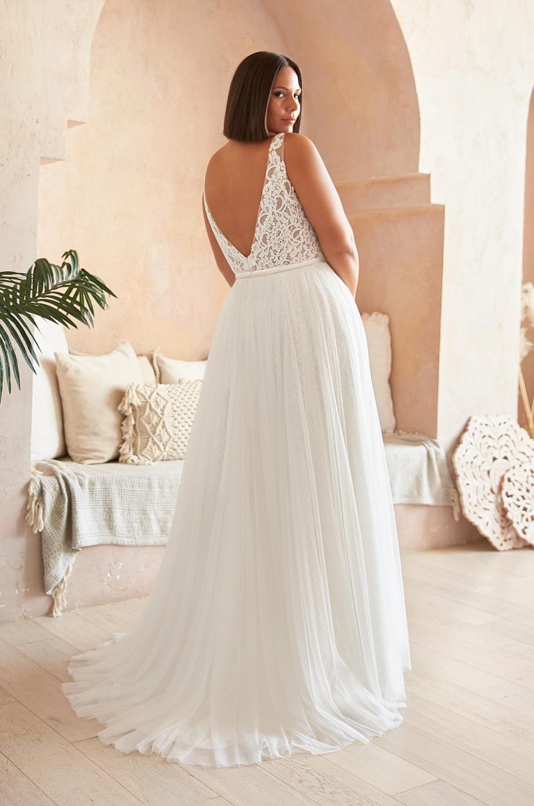 Mikaella - 2378 (Curve Collection) – Chester & Felicity